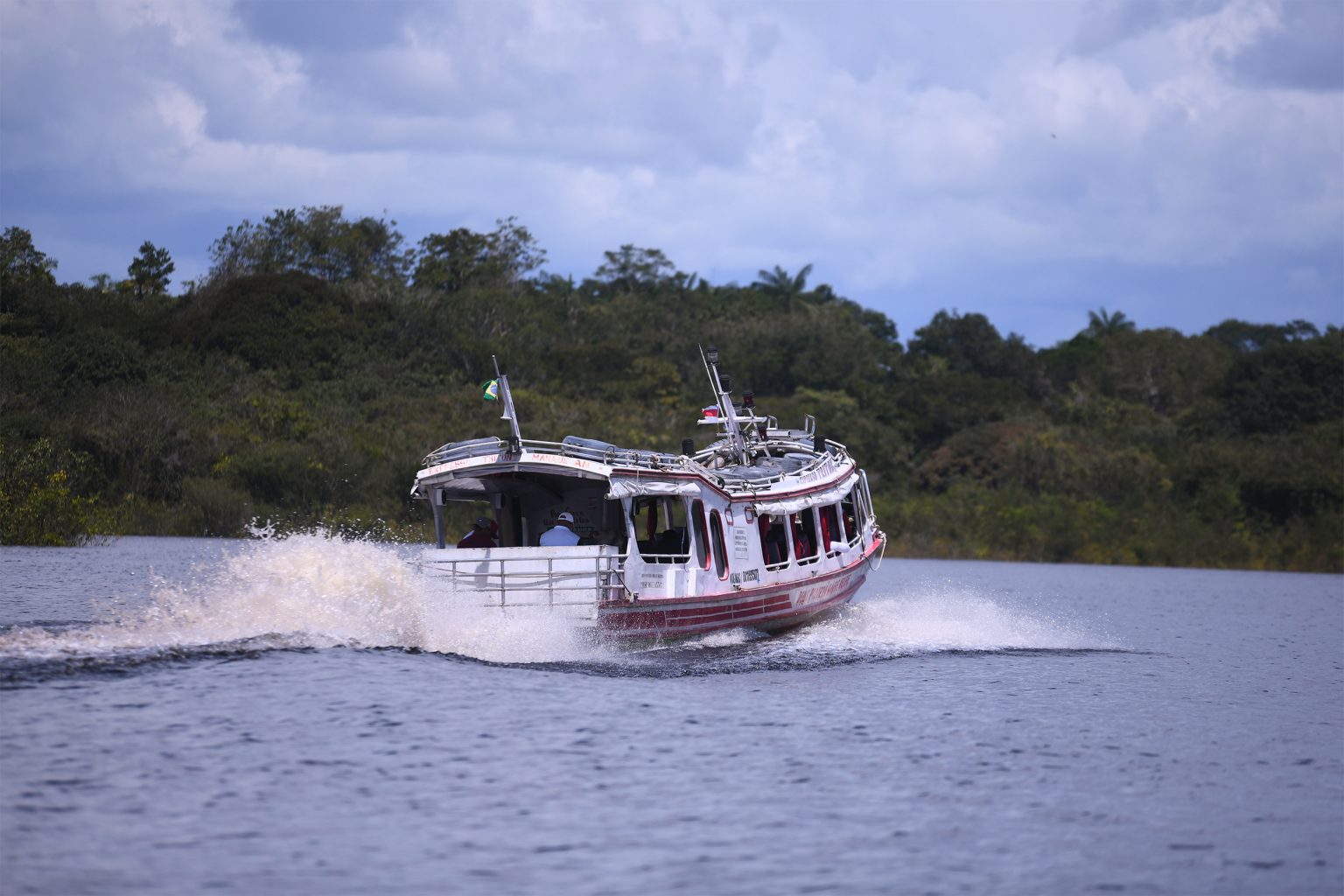 Três destinos turísticos para conhecer com saída de barco da Marina do Davi - Amazonastur